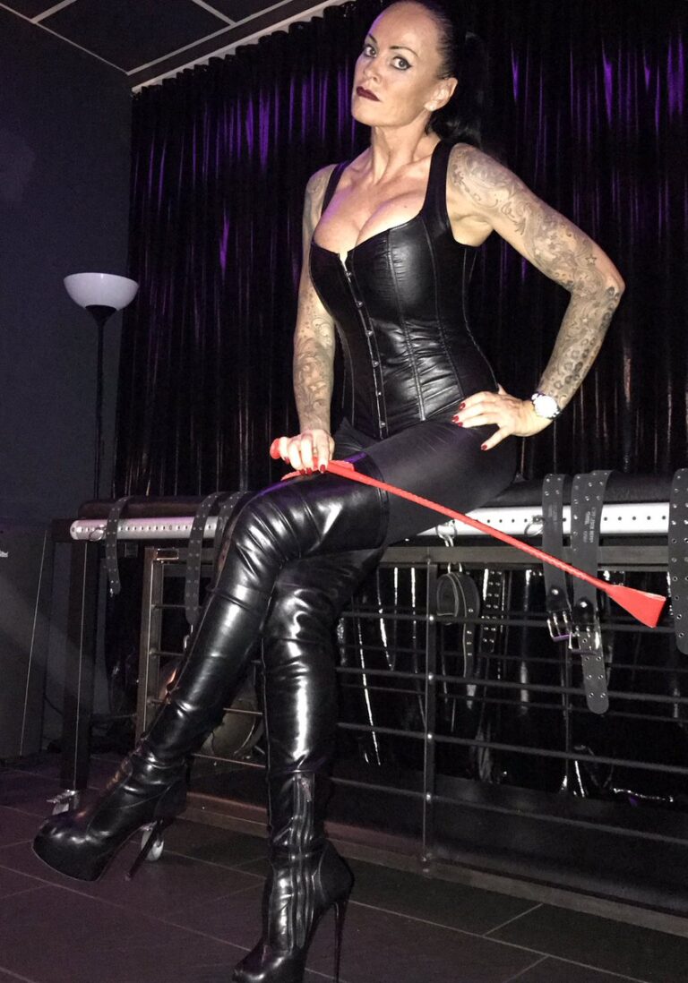 Domina Liane aus Esslingen im Interview mit Lady Sas Domina Liane aus Esslingen im Interview mit Lady Sas